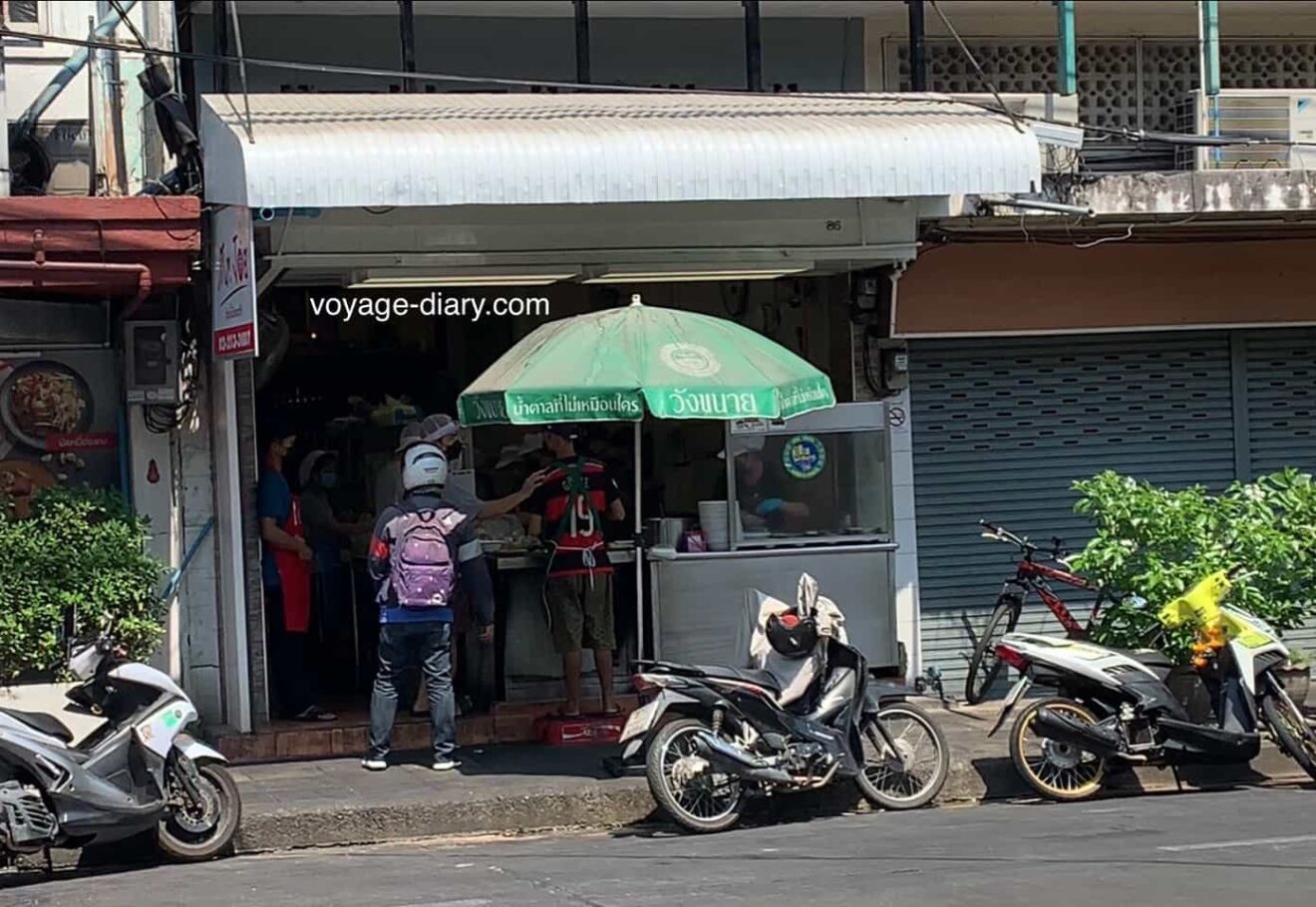 【曼谷街頭美食】Mr Jo Crispy Pork｜Thanee Khao Moo Daeng - 遊人章誌 Voyage Diary